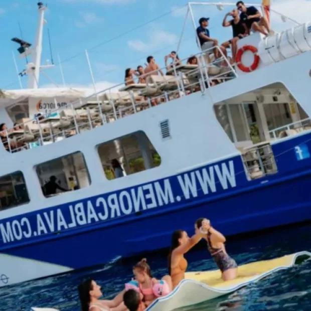 Descubre las mejores 14 excursiones en barco por Menorca - Ses Vinyes